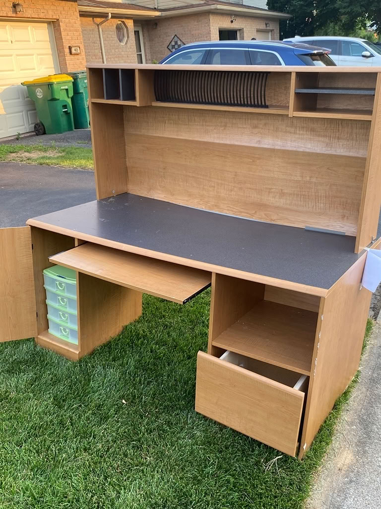 Free: computer desk -- 44 freedom terrace (44 freedom terrace)