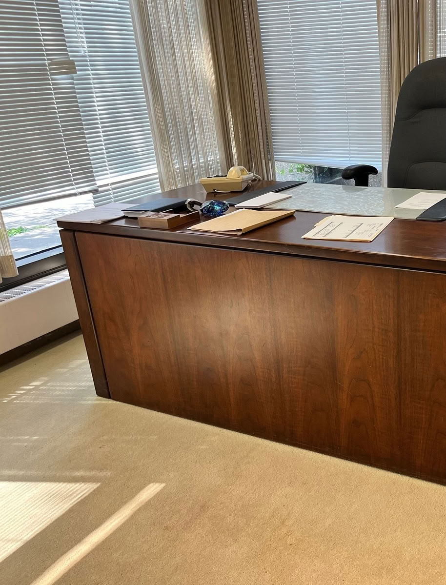 Free: Executive Desk (Toronto, Yonge and Eglinton,)