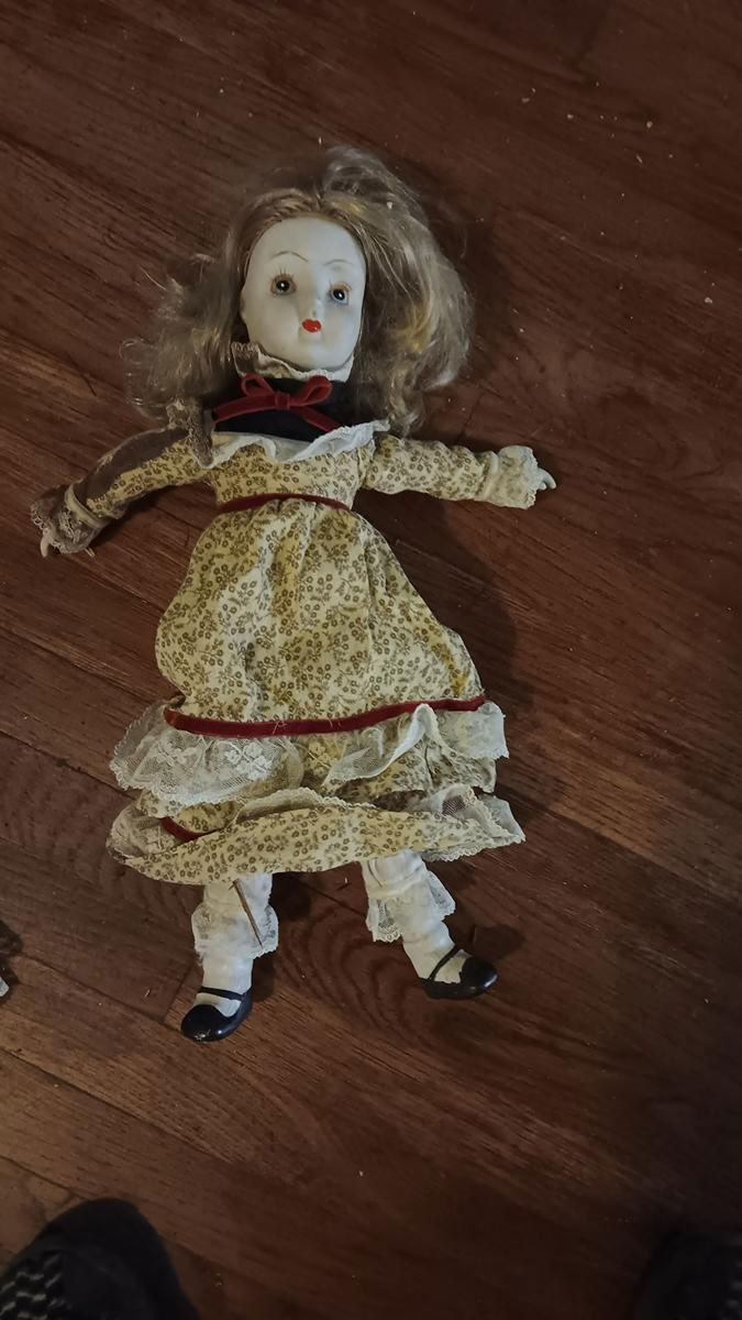 Free: dolls (melrose)