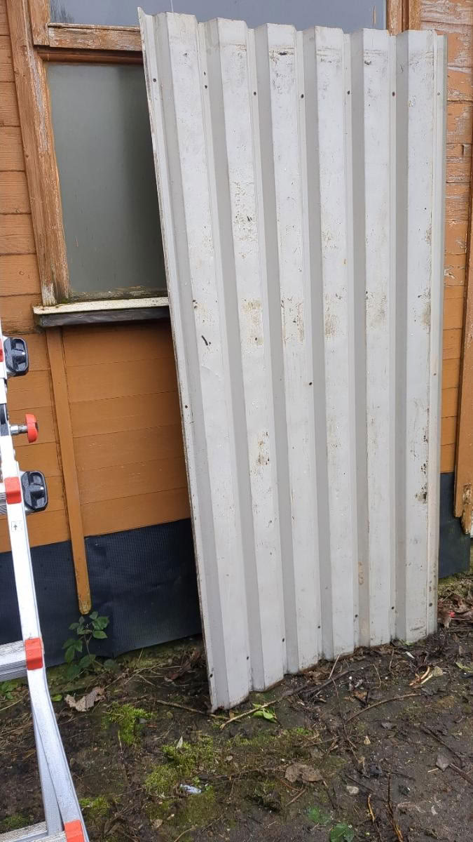 Free: 14 corrugated metal sheets (WV12 5ls)