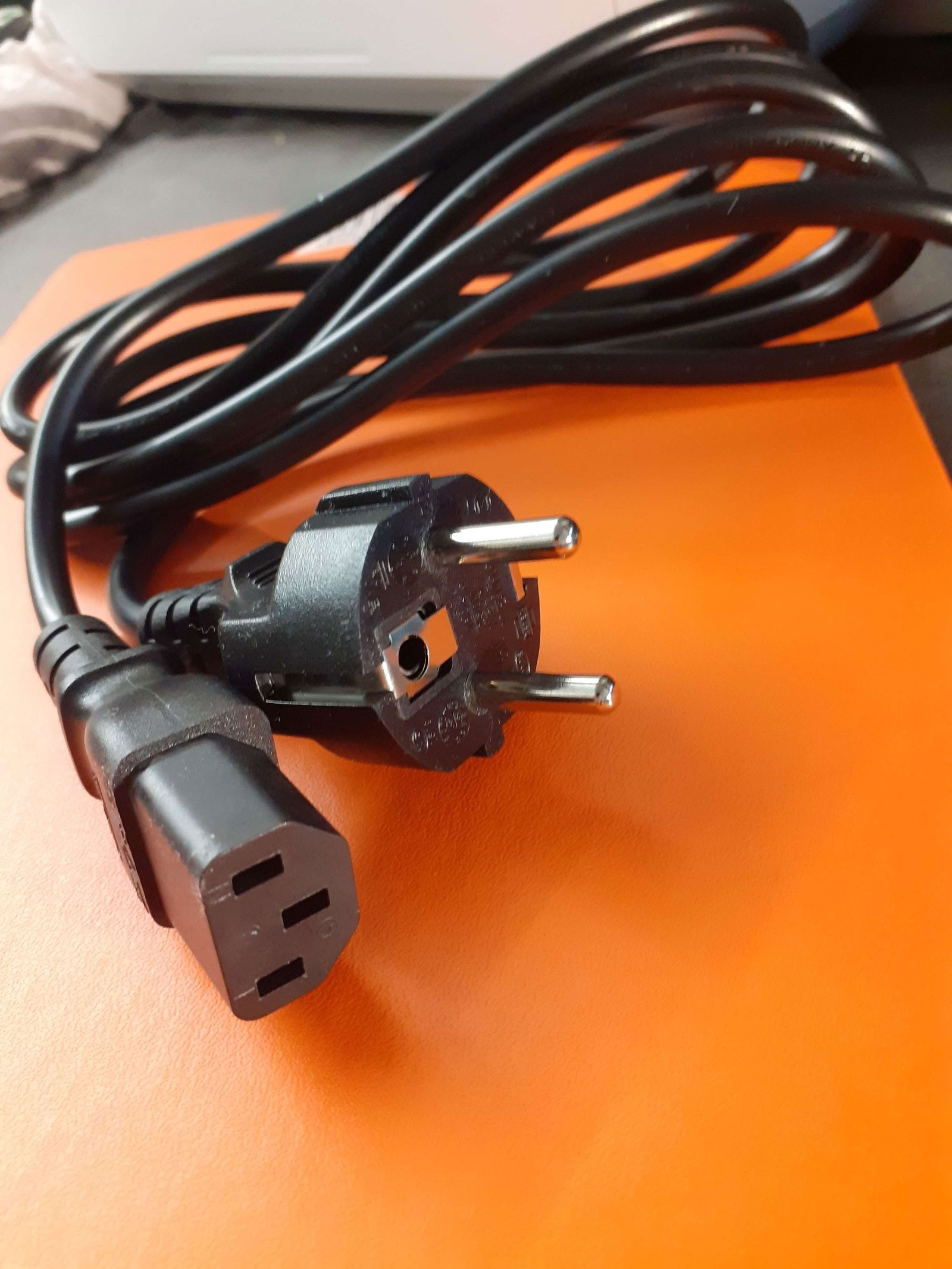 Free: continental mains plug (King's Cross N1) - Islington West Freegle