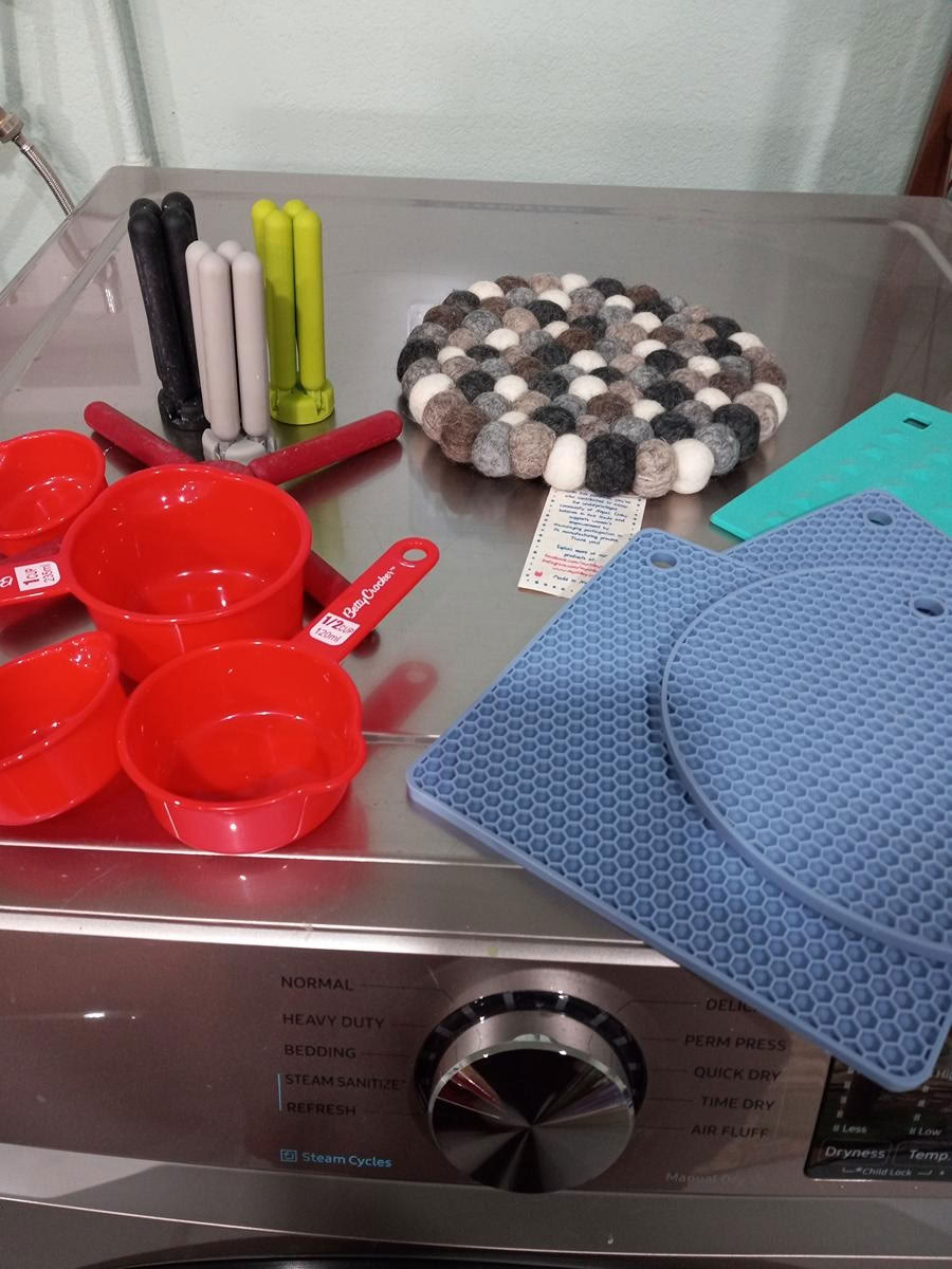 Free: Measuring cups + Trivets (Snell and Santa Teresa)