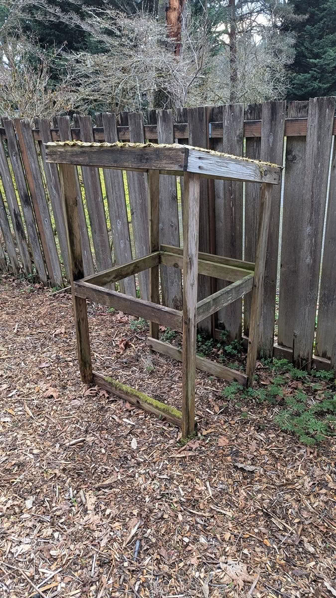 Free: Rabbit hutch (Bellevue Bridle Trails area) - Bellevue Freecycle