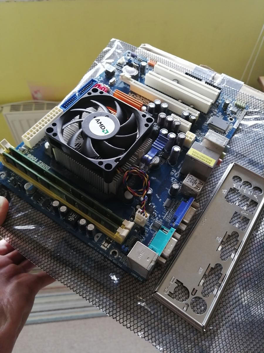 Free: Motherboard/CPU/RAM (Barton under Needwood DE13)