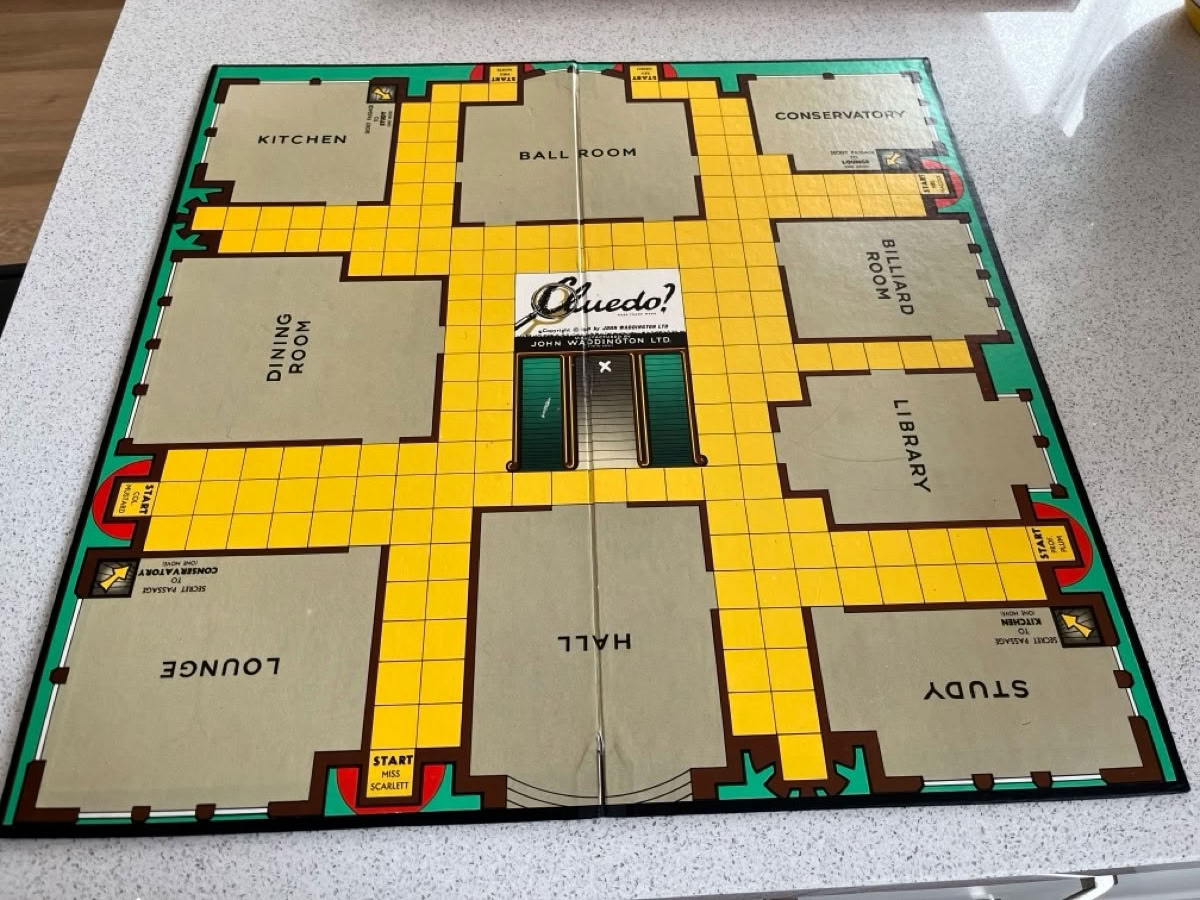 Free: Spare Cluedo board no pieces (Beckenham BR3)
