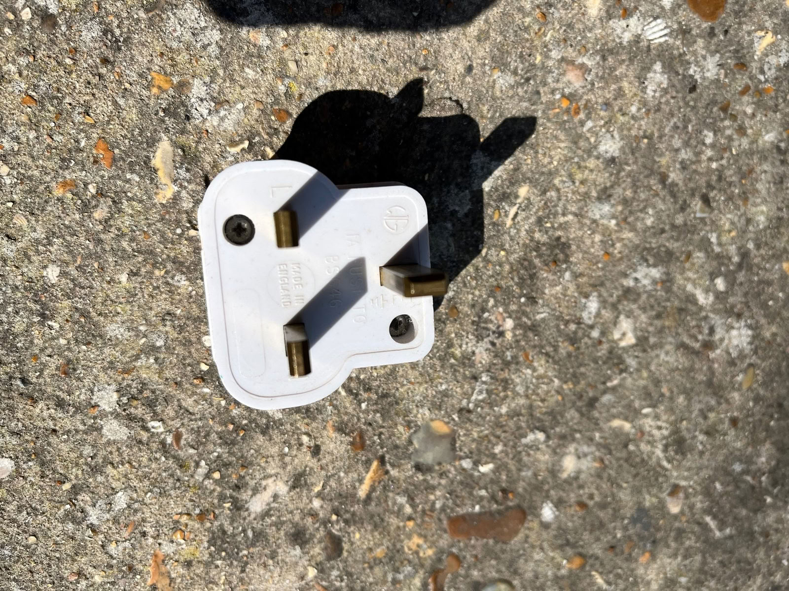 Free: Shaver adaptor plug/socket (Houndean Bottom BN7) - Lewes Freegle