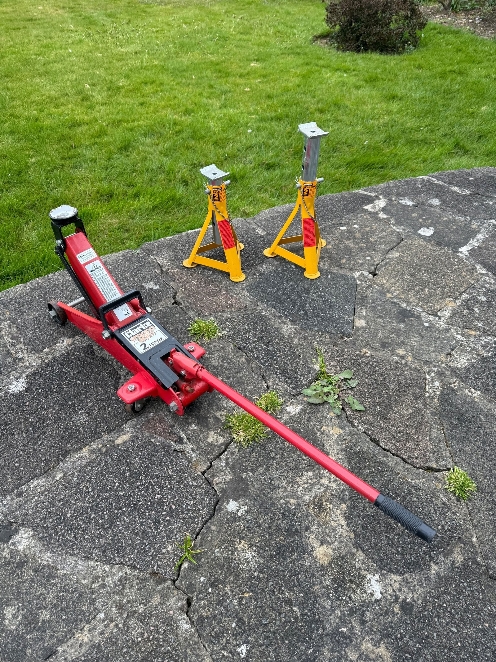 Free: 2 Tonne Trolley Jack and Pair of 2 Tonne Axle Stands (Spring Park ...