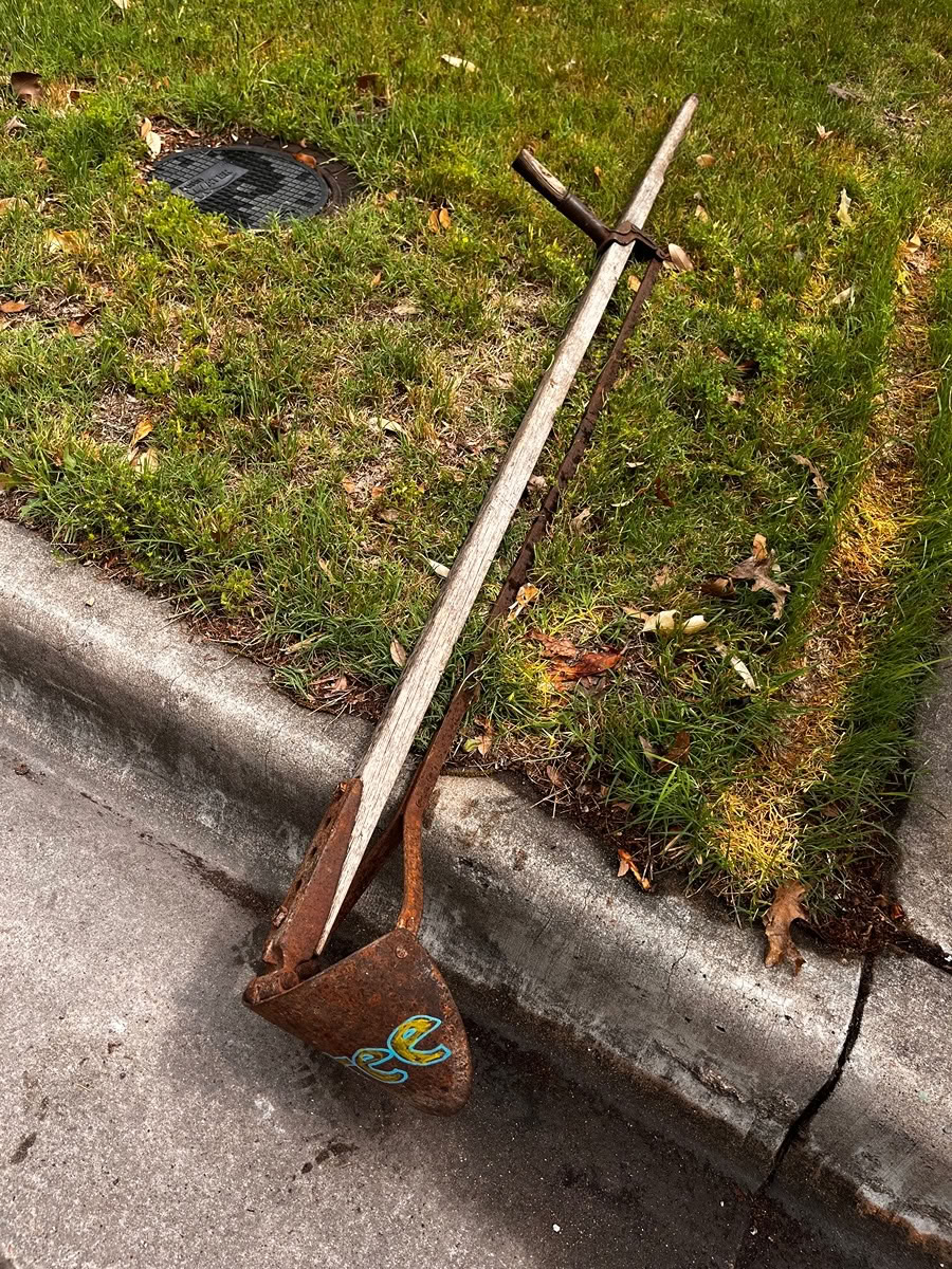 Free: 6’ Articulated Arm Shovel (Hyde Park)