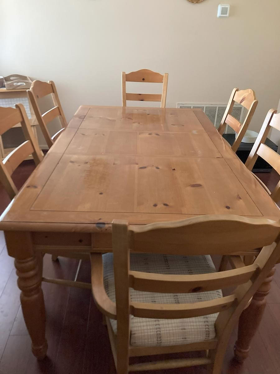 Free: Dining Room Table, 6 chairs (Town and Country)