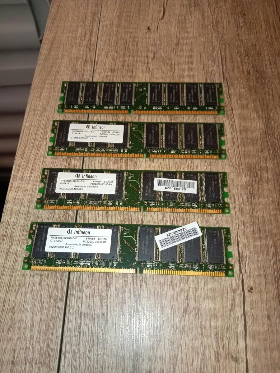 Free: Memory cards and a graphics card (Sw166hg)