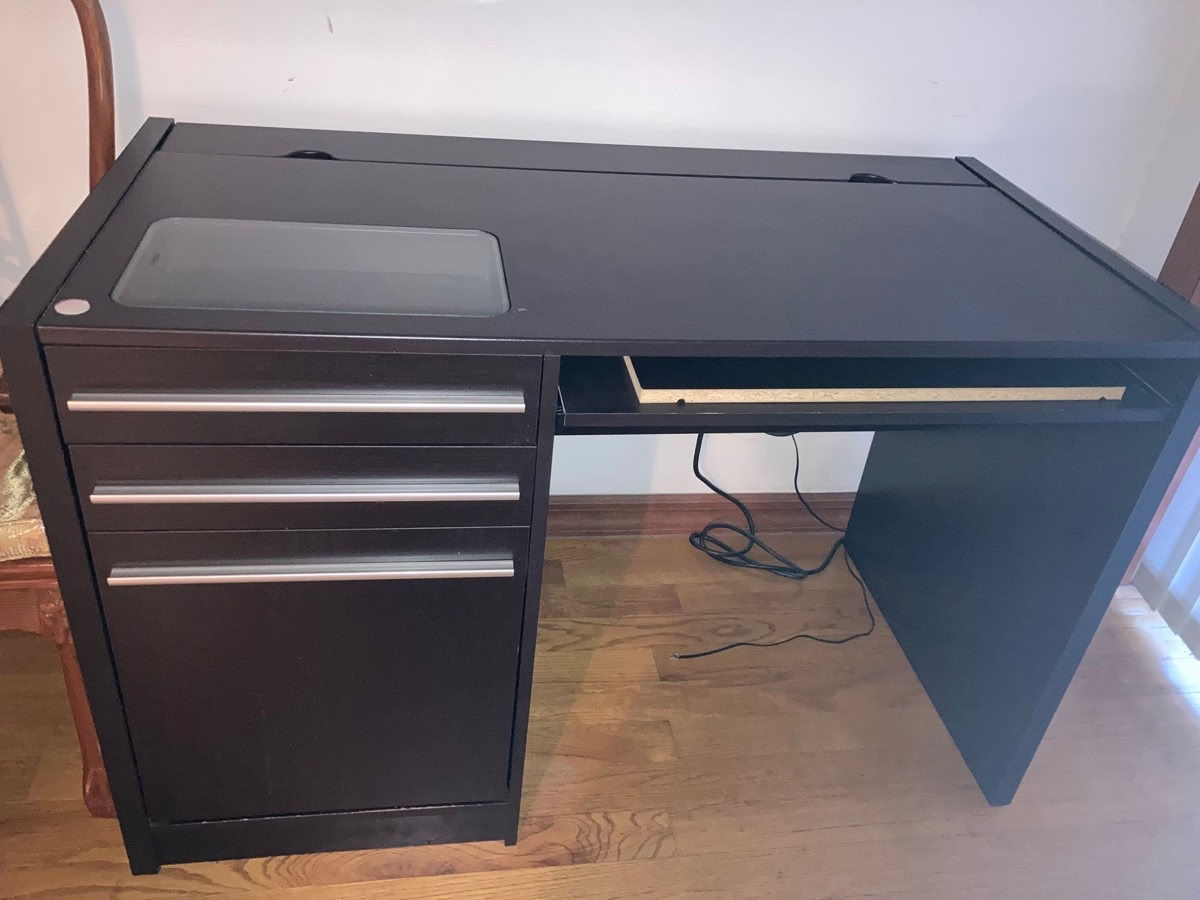 Free: Computer desk (Rego park)
