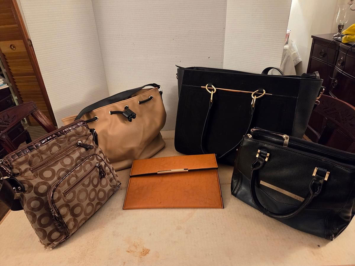 Free: 5 Purses/ sachels (North Toronto)