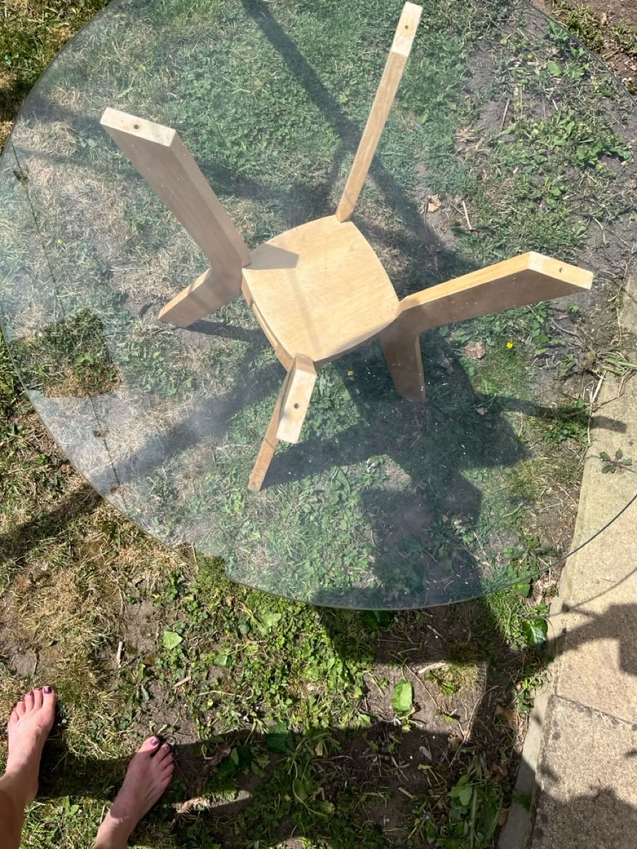 Free: Table (North cheam SM3)