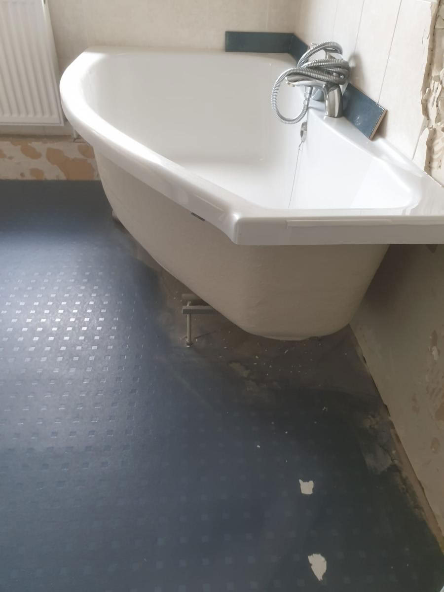 Free: Corner bath (Greystones S11)