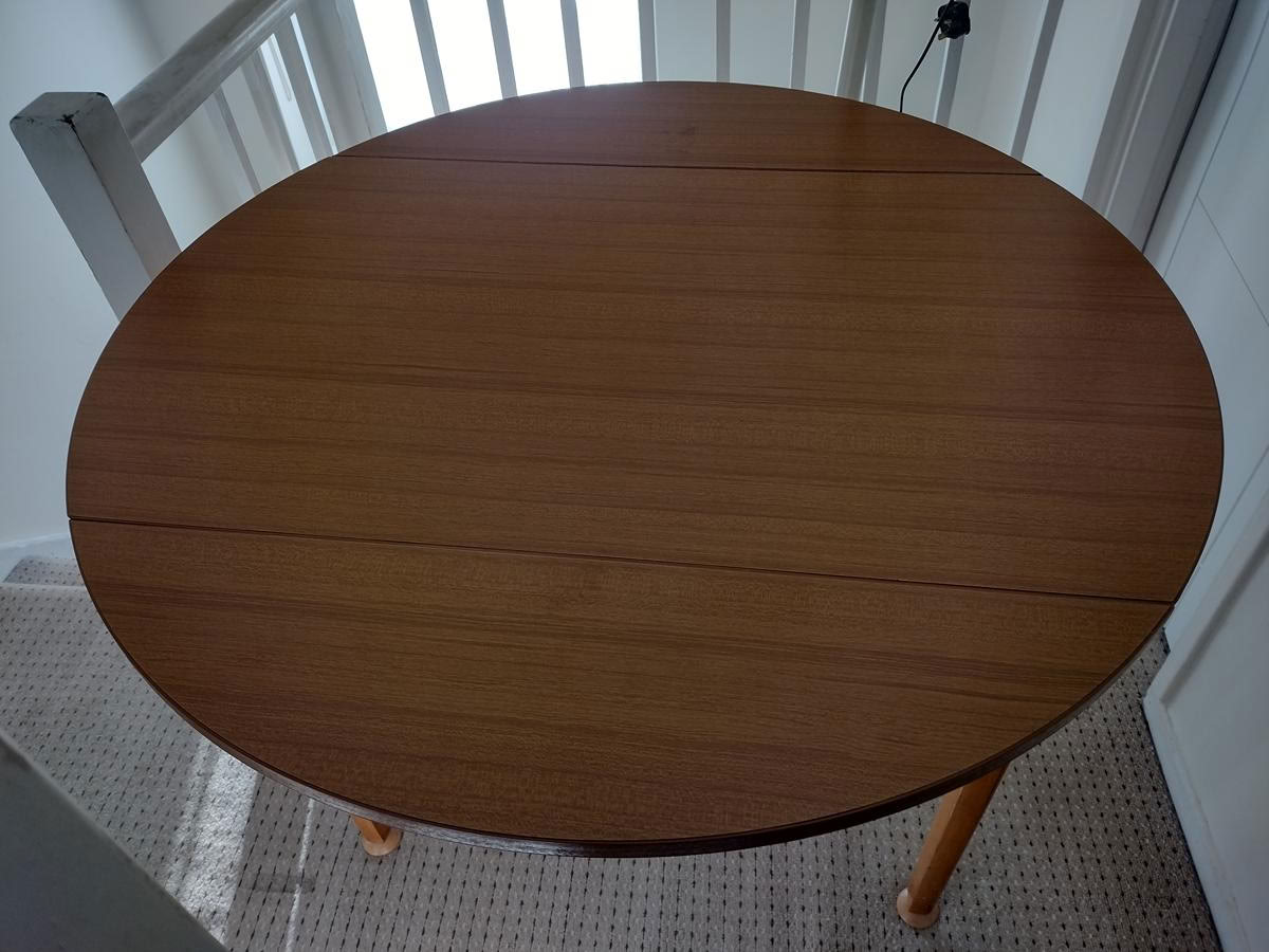 Free: Round table with flaps (East Barnwell)