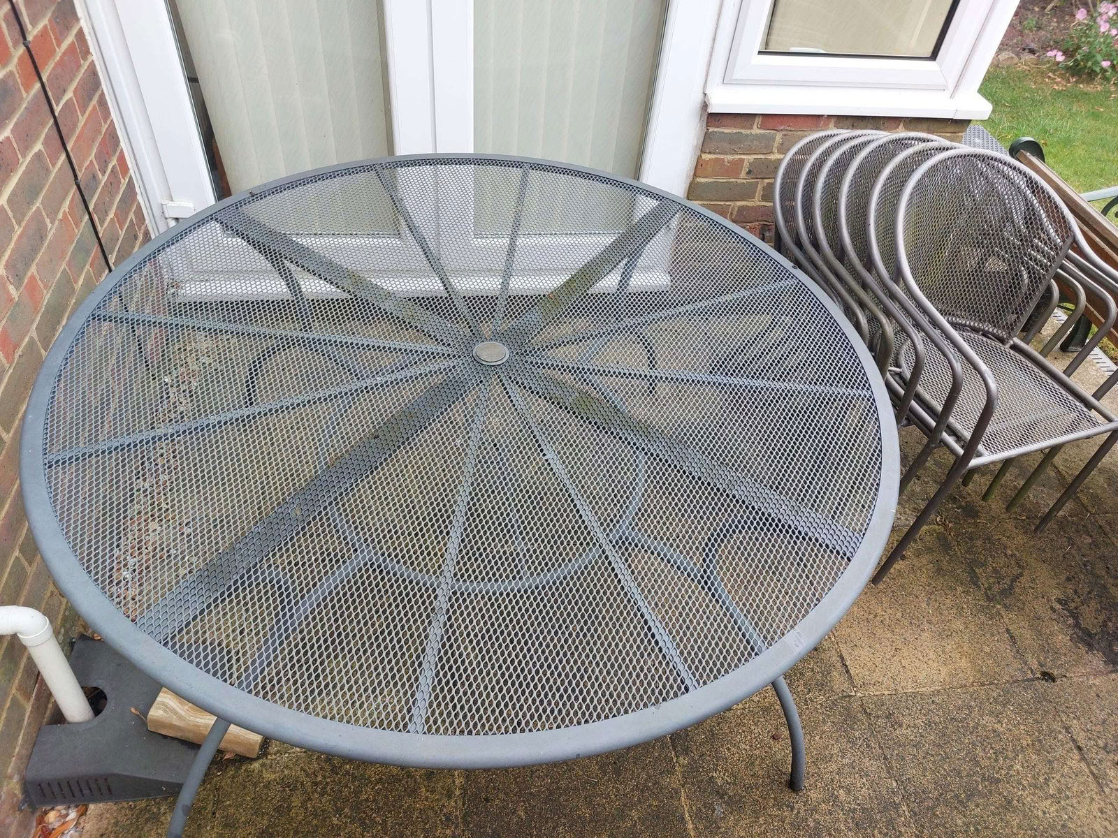 Free: garden table and diameter 150 cm coated metal,6 chairs (Glenleigh ...