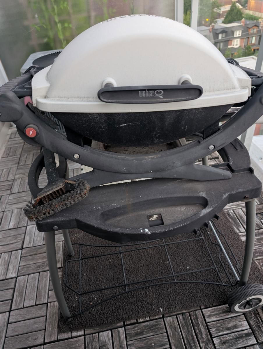 Free: Weber balcony grill (Leslieville)