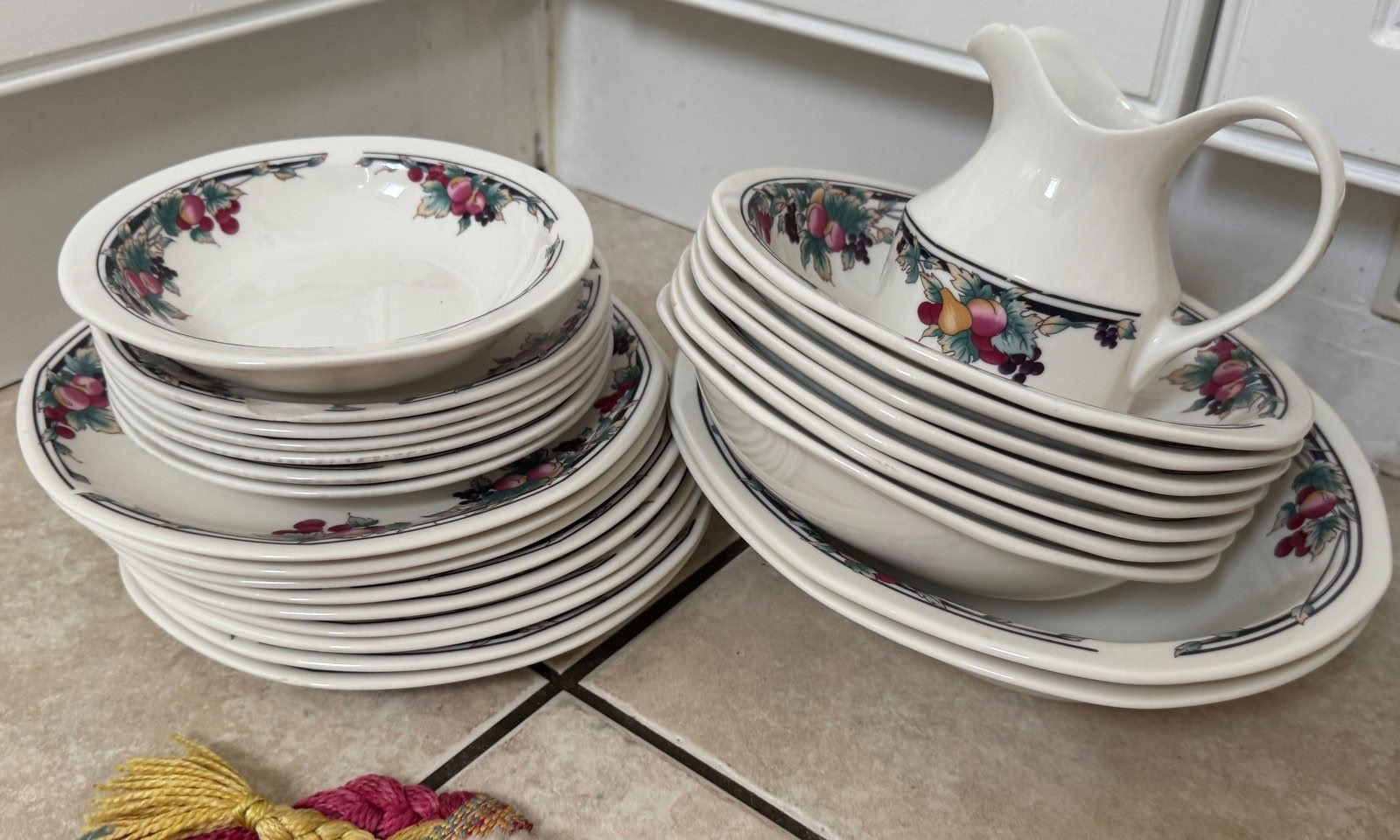 Free: Matching Crockery. Plates, jug and a bowls (Beaconsfield HP9) - High Wycombe Freegle
