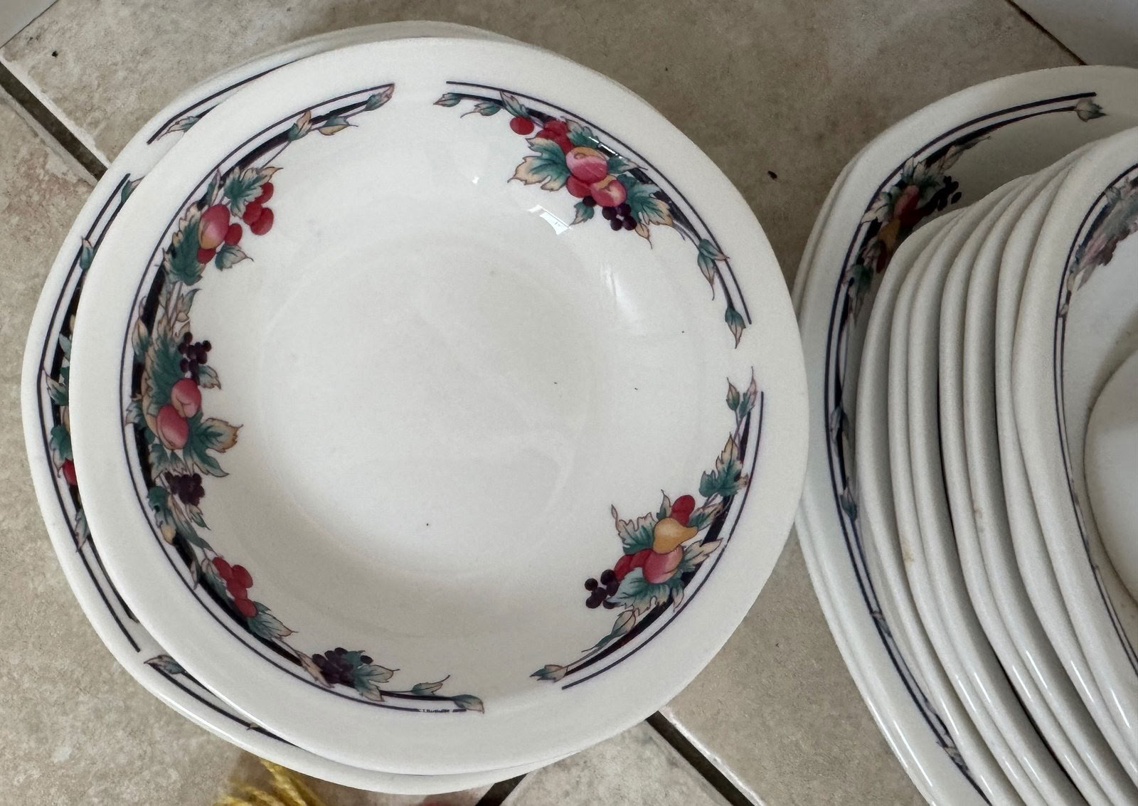 Free: Matching Crockery. Plates, jug and a bowls (Beaconsfield HP9) - High Wycombe Freegle