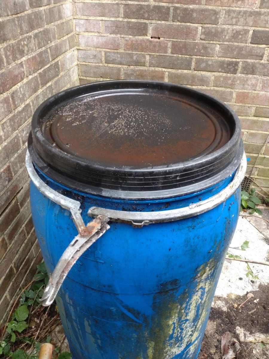 Free: Large plastic drum with lid (CR8)