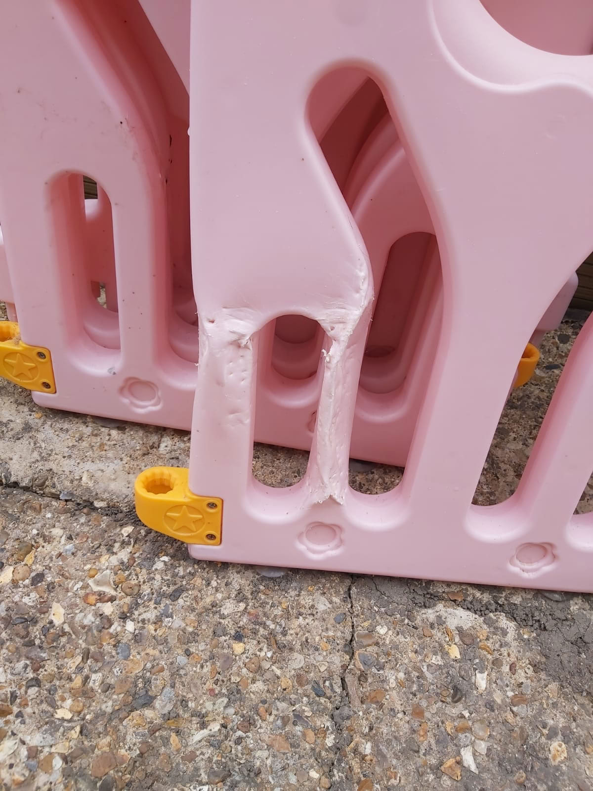 Free: Dog gate Colourful plastic 13 piece (Dallow)