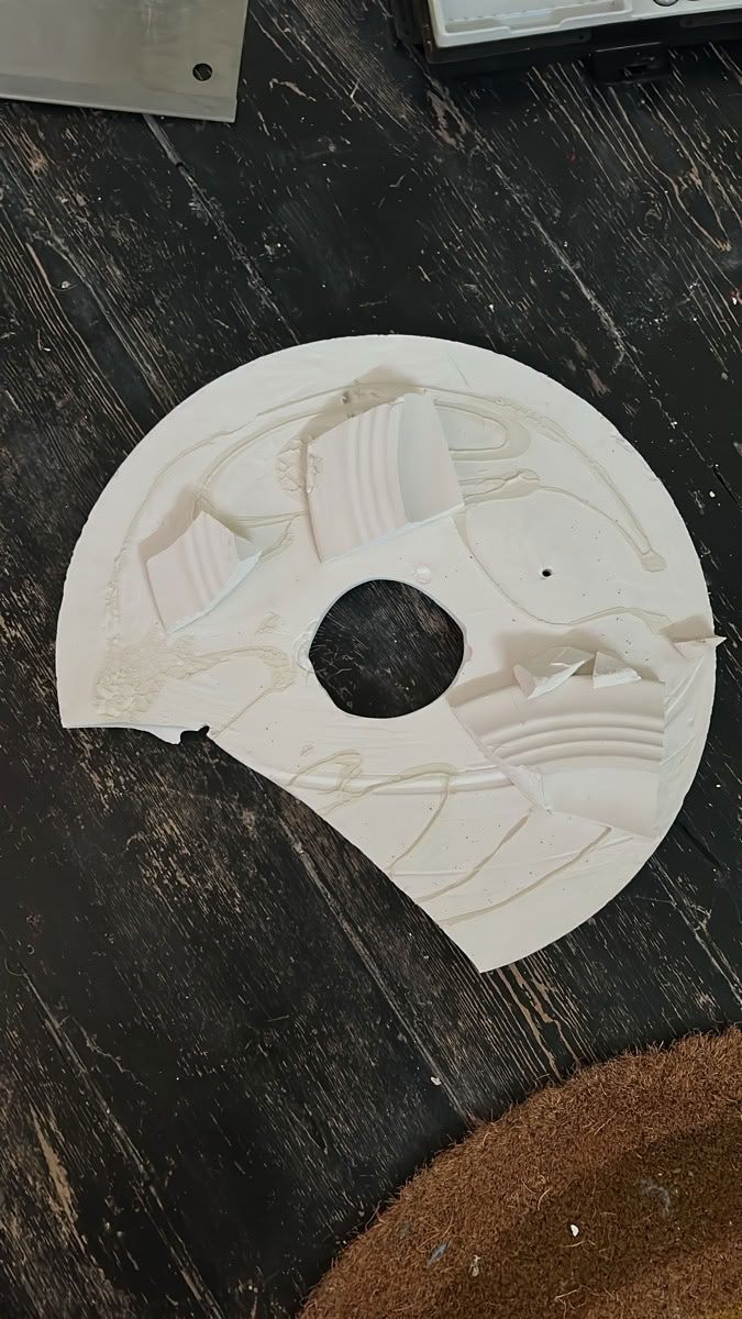 Free: Broken ceiling rose 360mm (BN21)
