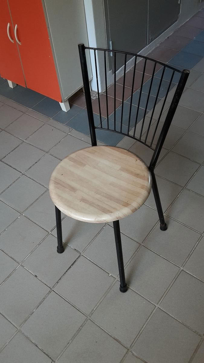 Free: Metal Chair (Queenstown, near MRT)