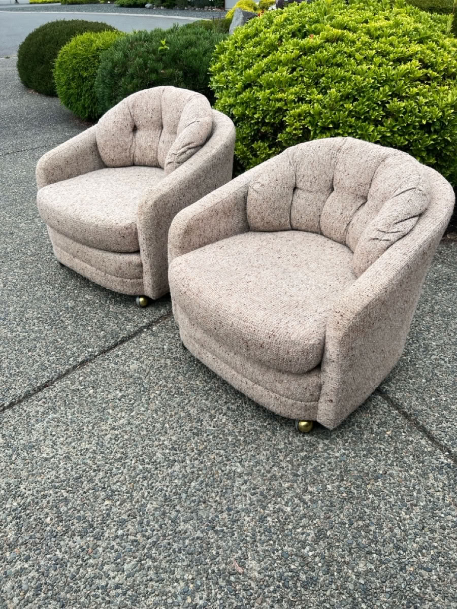 Free: Two Living Room Easy Chairs (Chartwell, Qualicum Beach)
