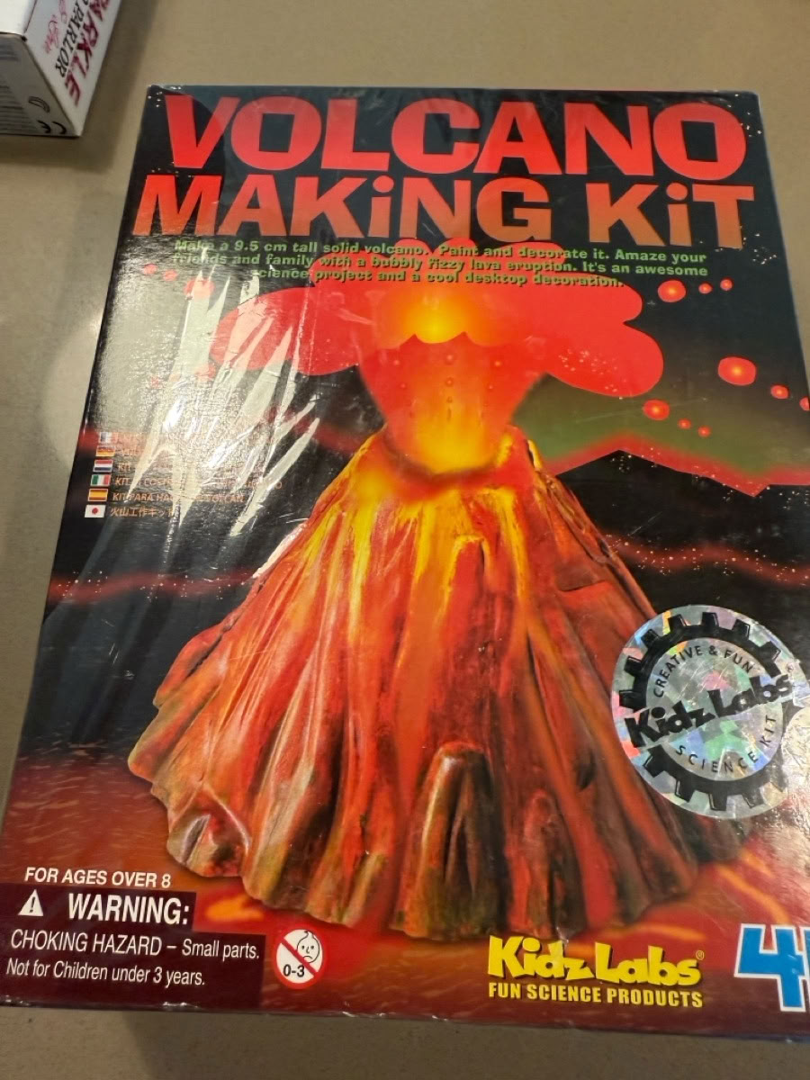 Free: Volcano play set (95070)