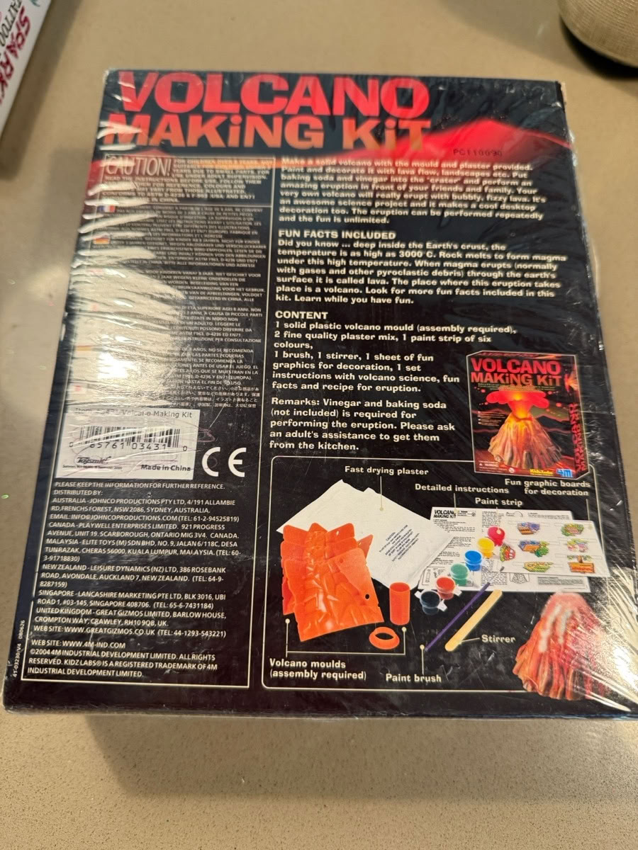 Free: Volcano play set (95070)