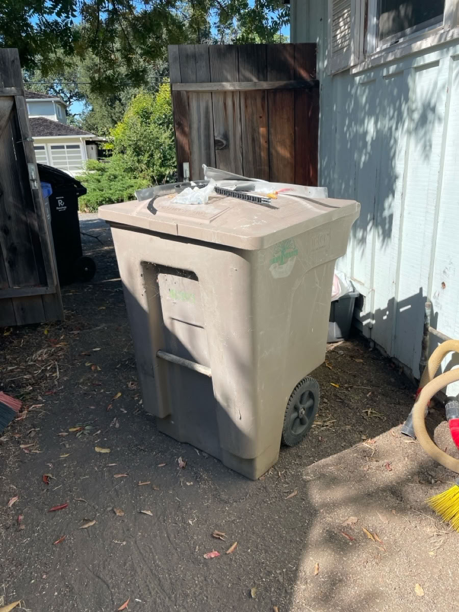 Free: recycling/garbage tote (El Camino/shoreline/Miramonte)