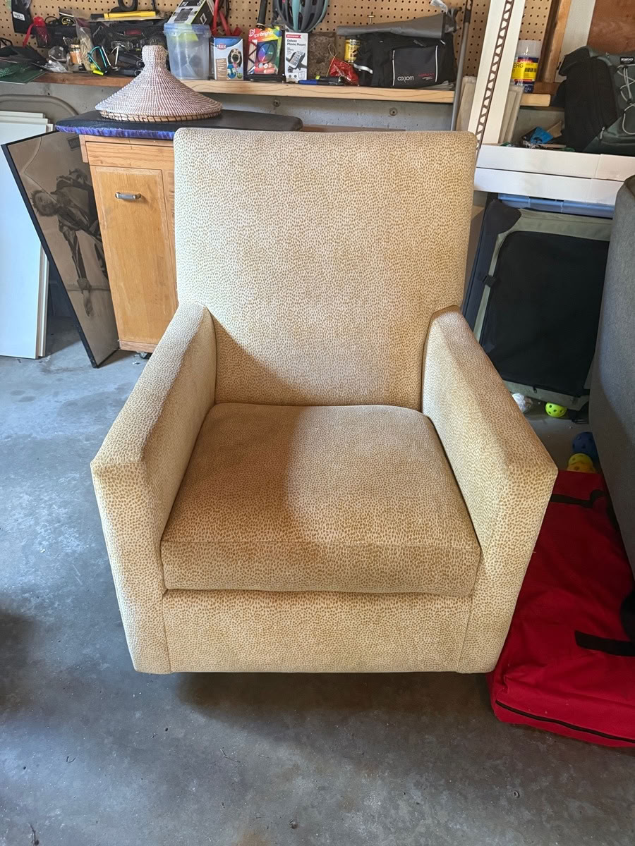 Free: Rocker/swivel chair (Bedford near McDonalds)