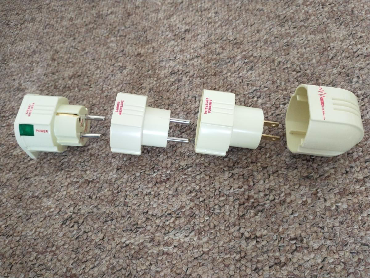 Free: Travel plug adapter (Chesterton CB4)