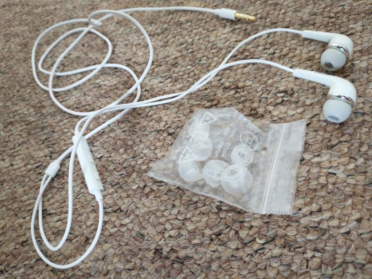 Free: Earphones (Samsung) (Chesterton CB4)
