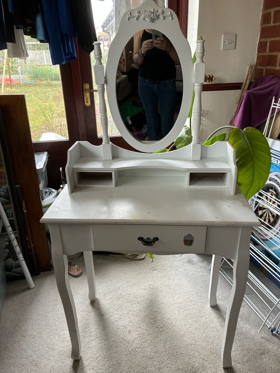 Free: Dressing table (Steeple, CM0)