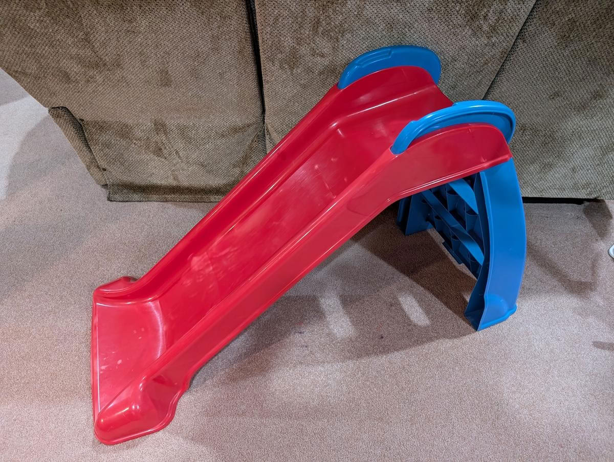 Free: Small plastic slide (Carson Grove)