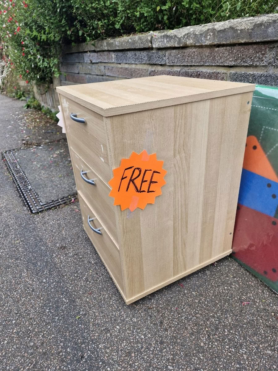 Free: 3 draw side unit (E17)