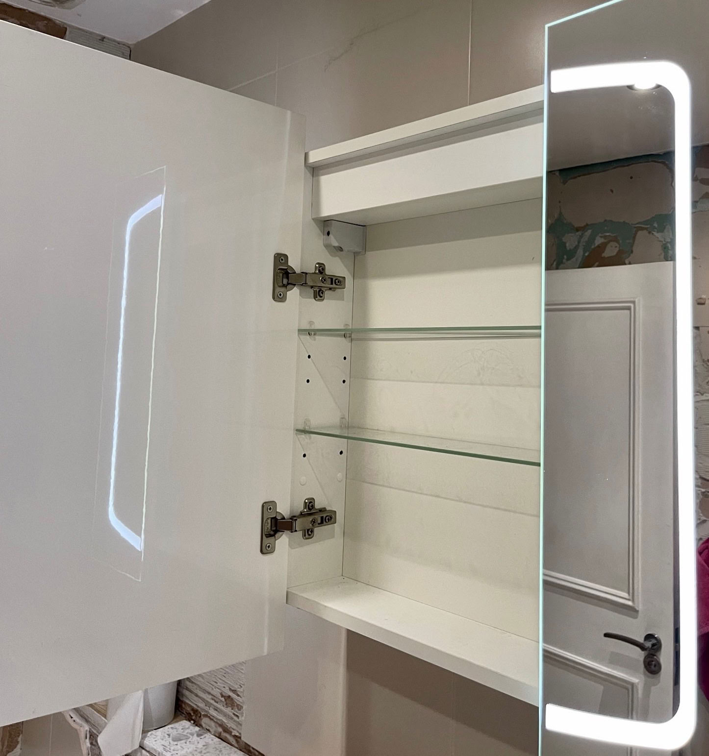 Free: Modern mirrored bathroom cabinet with inbuilt lighting (Belsize ...