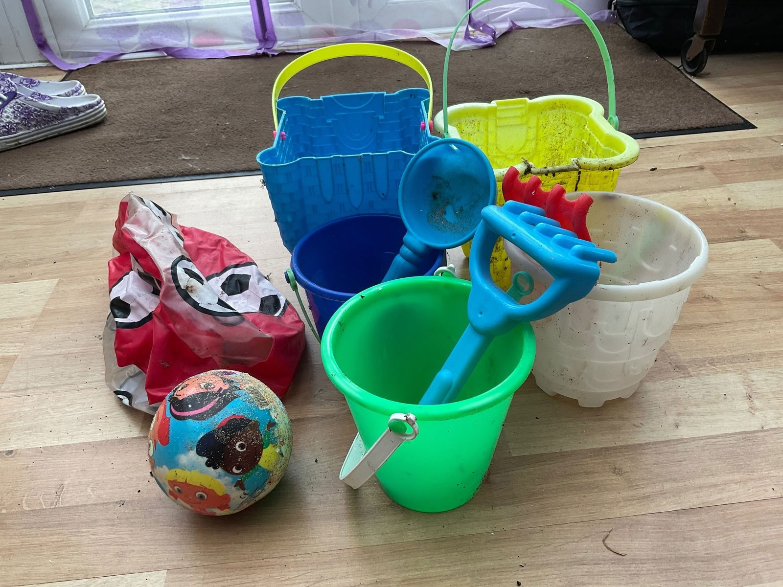 Free: Beach buckets and spaded (Portchester PO16) - Fareham Freegle