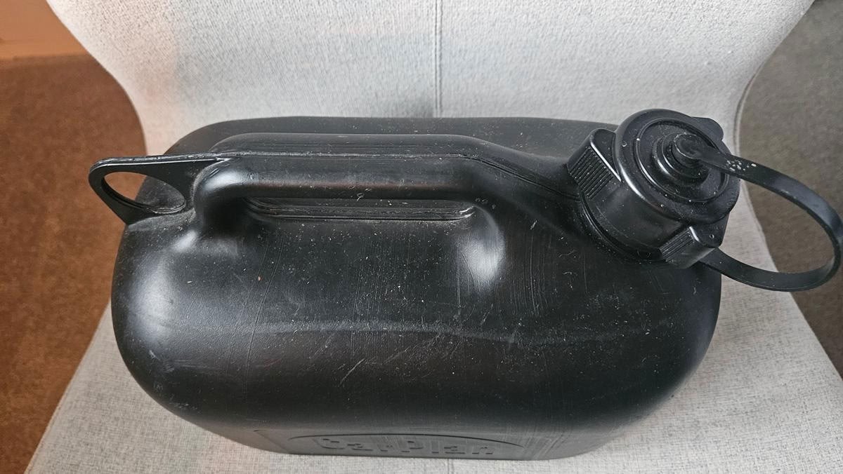 Free: 5l plastic tank (Manchester M40) - Oldham Freegle