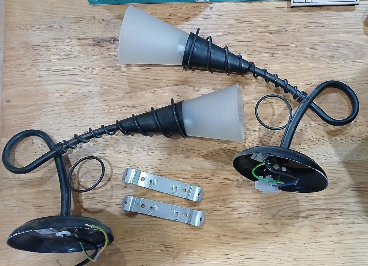 Free: 2 wall lights Armitage ws15 (Armitage WS15) - Cannock Freegle