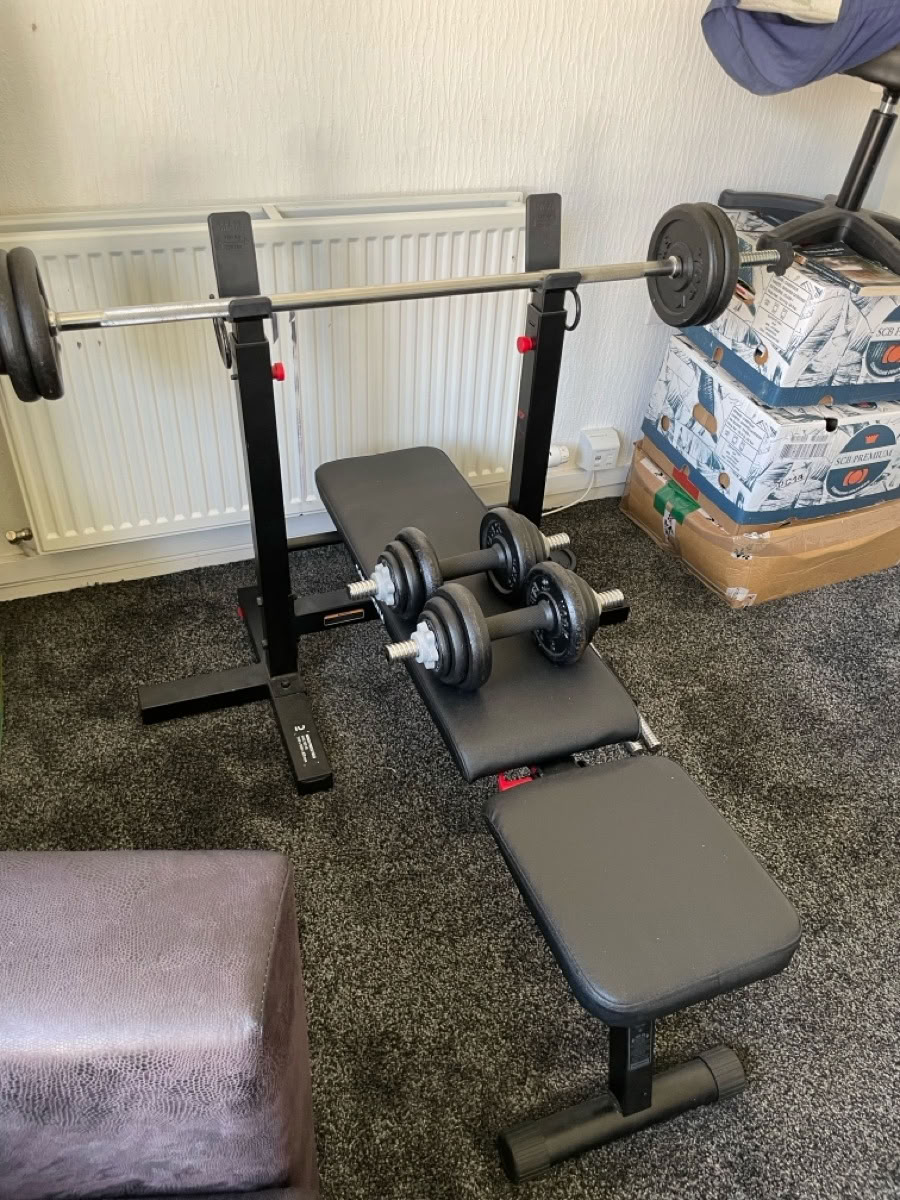 Free: Weights with bars and bench (Dunblane central)