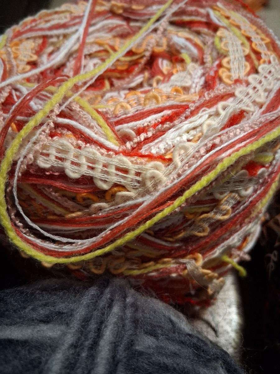 Free: Yarn and mixed threads (Hauxton)
