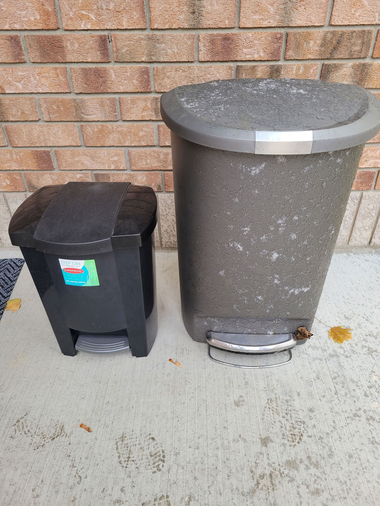 Free: 2 indoor garbage canisters (Montreal road and St Laurent)