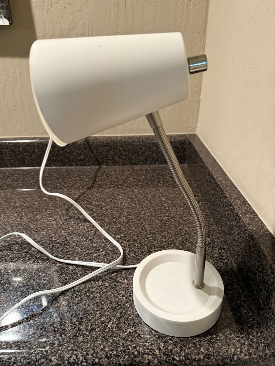 Free: White gooseneck LED task lamp (Valencia Avenue, Sunnyvale)
