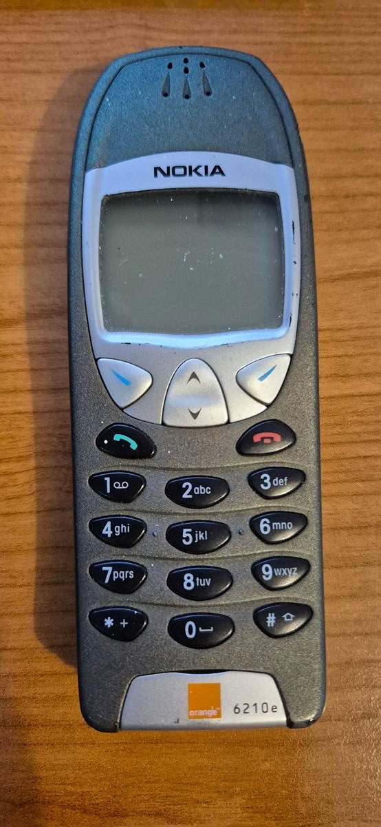 Free: Nokia 1610 & Motorola Startac (Clanfield)