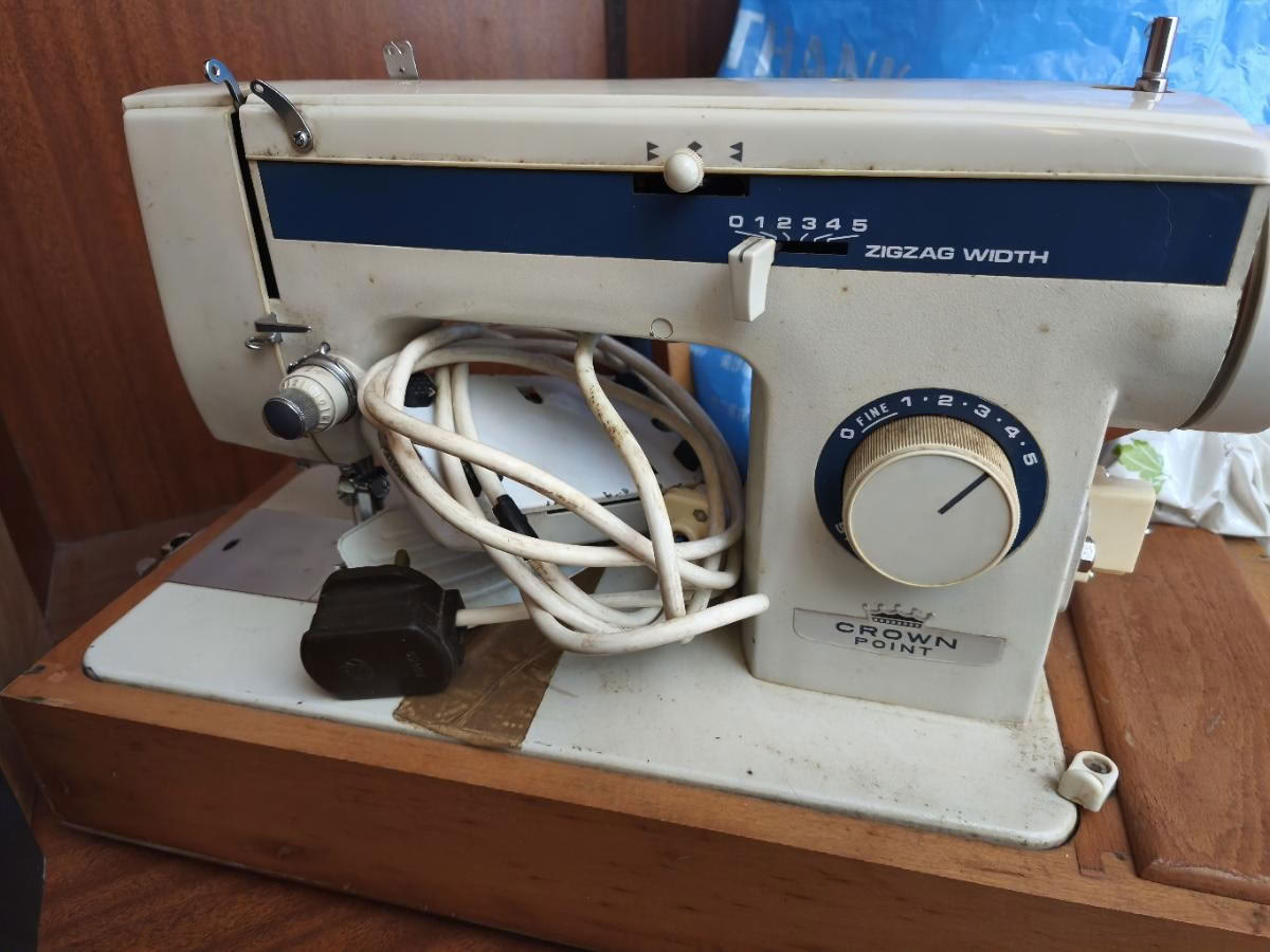 Free: Sewing machine for spare parts (TN39 4JT)