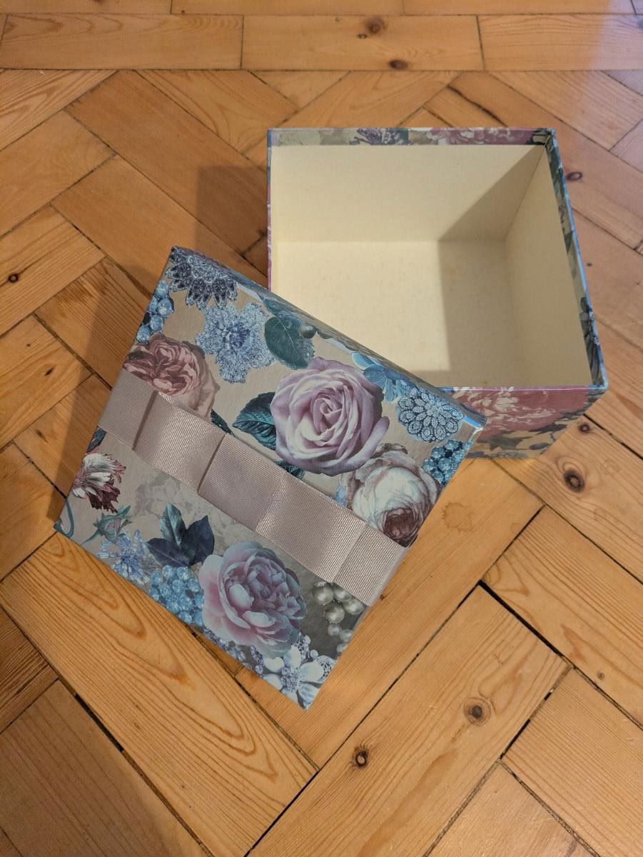 Free: Gift Box (Enfield EN2)