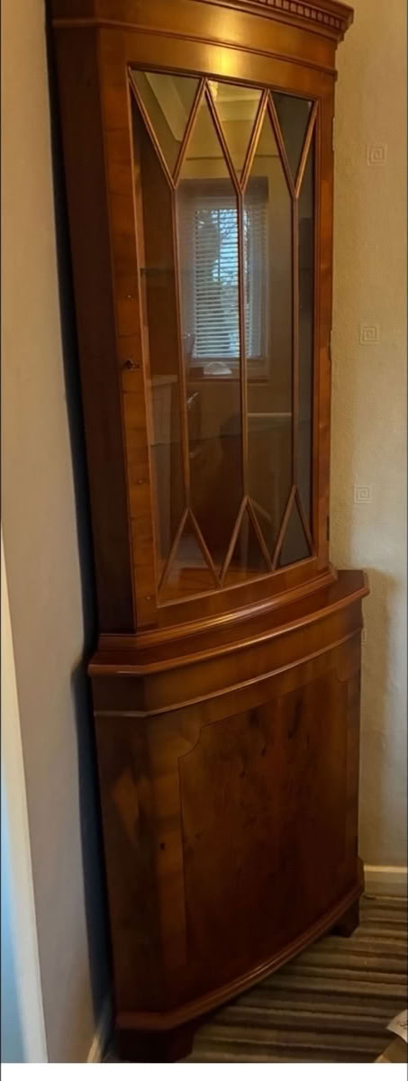 Free: Yew corner cabinet (St Paul’s cray)