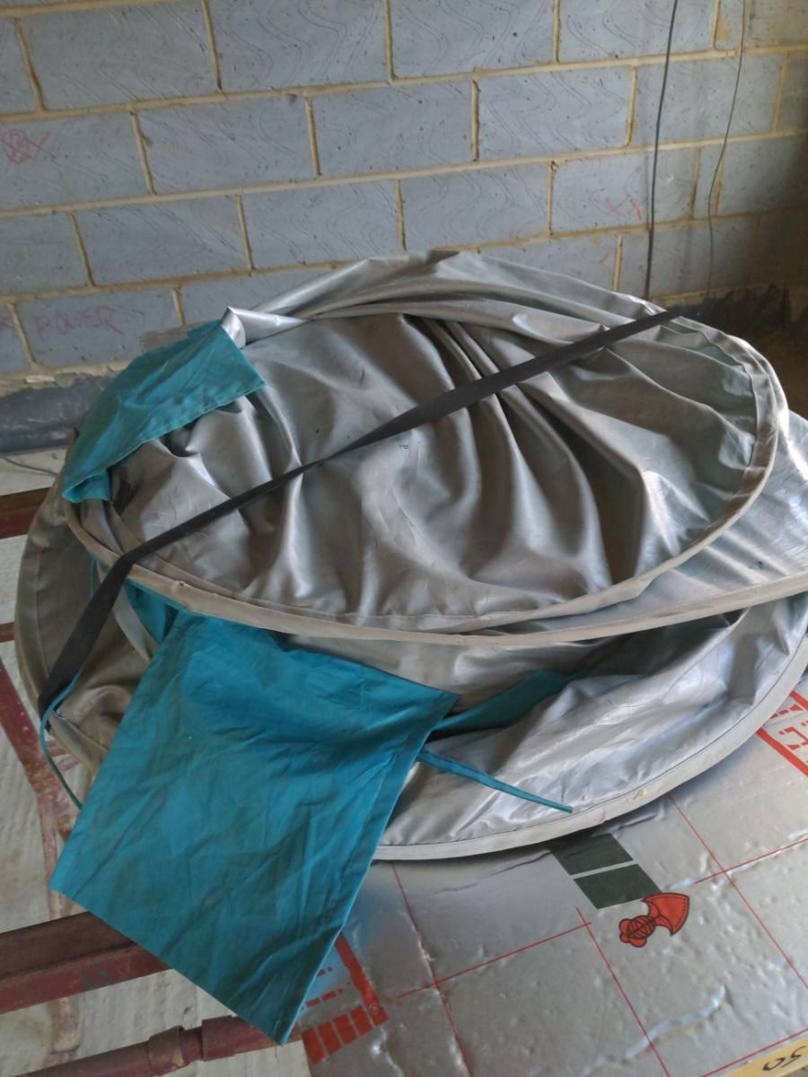 Free: Wolf wise pop up beach tent (Tingley, Leeds/wakey WF3)